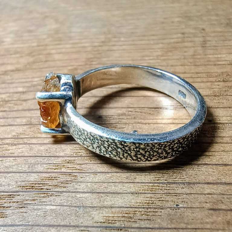 Zilveren Ring met Ruwe Citrien - "De Zonnestraal van Vreugde"
